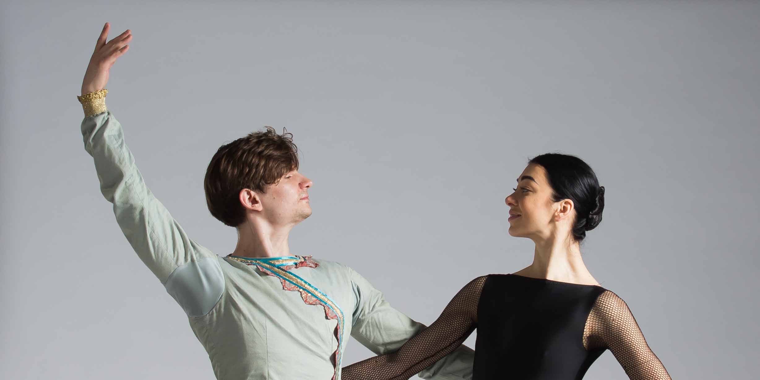 Un cuplu de balerini ucraineni dansează din luna martie la Teatrul de ...